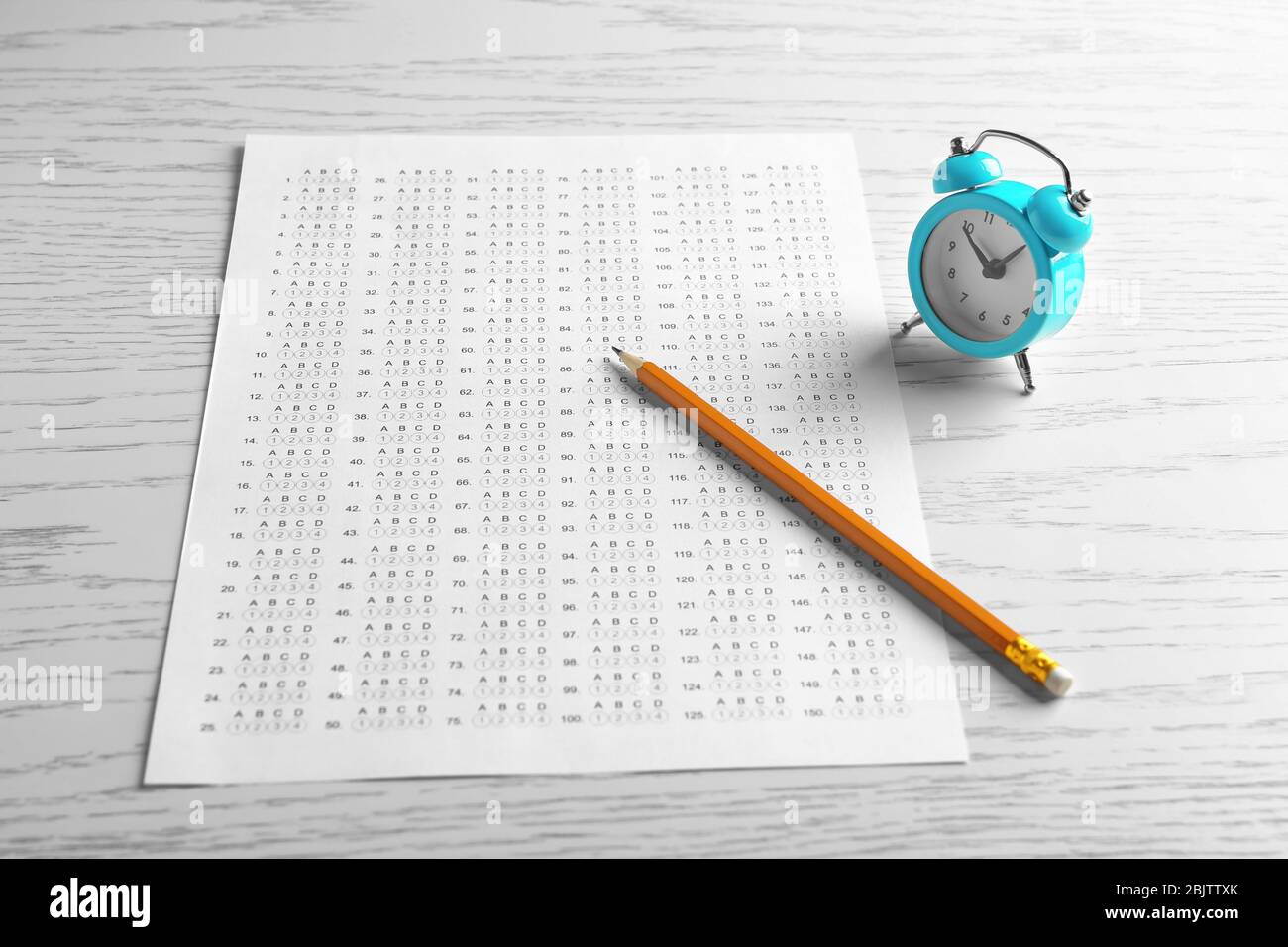 School exam clock hi-res stock photography and images - Alamy