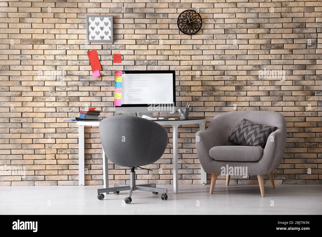 Computer monitor on desk sticky notes hi-res stock photography and ...