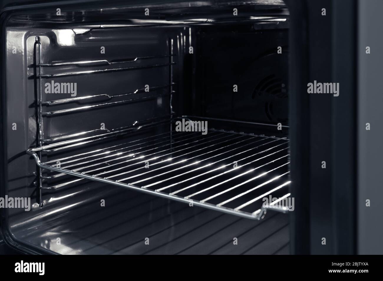 Empty oven hi-res stock photography and images - Alamy
