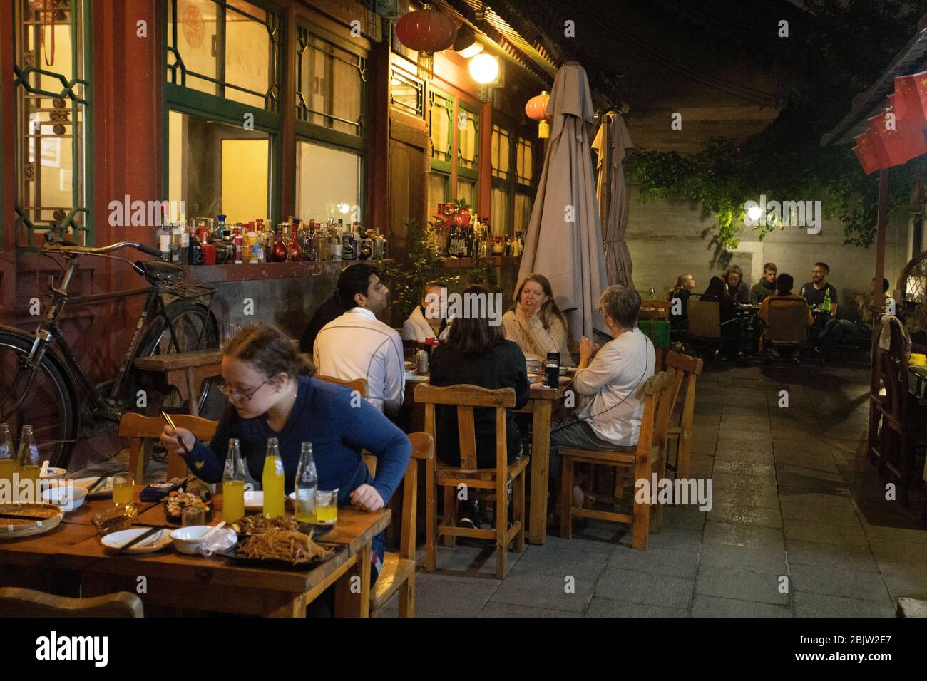 Outdoor food cafe in the backstreets of Beijing Stock Photo - Alamy