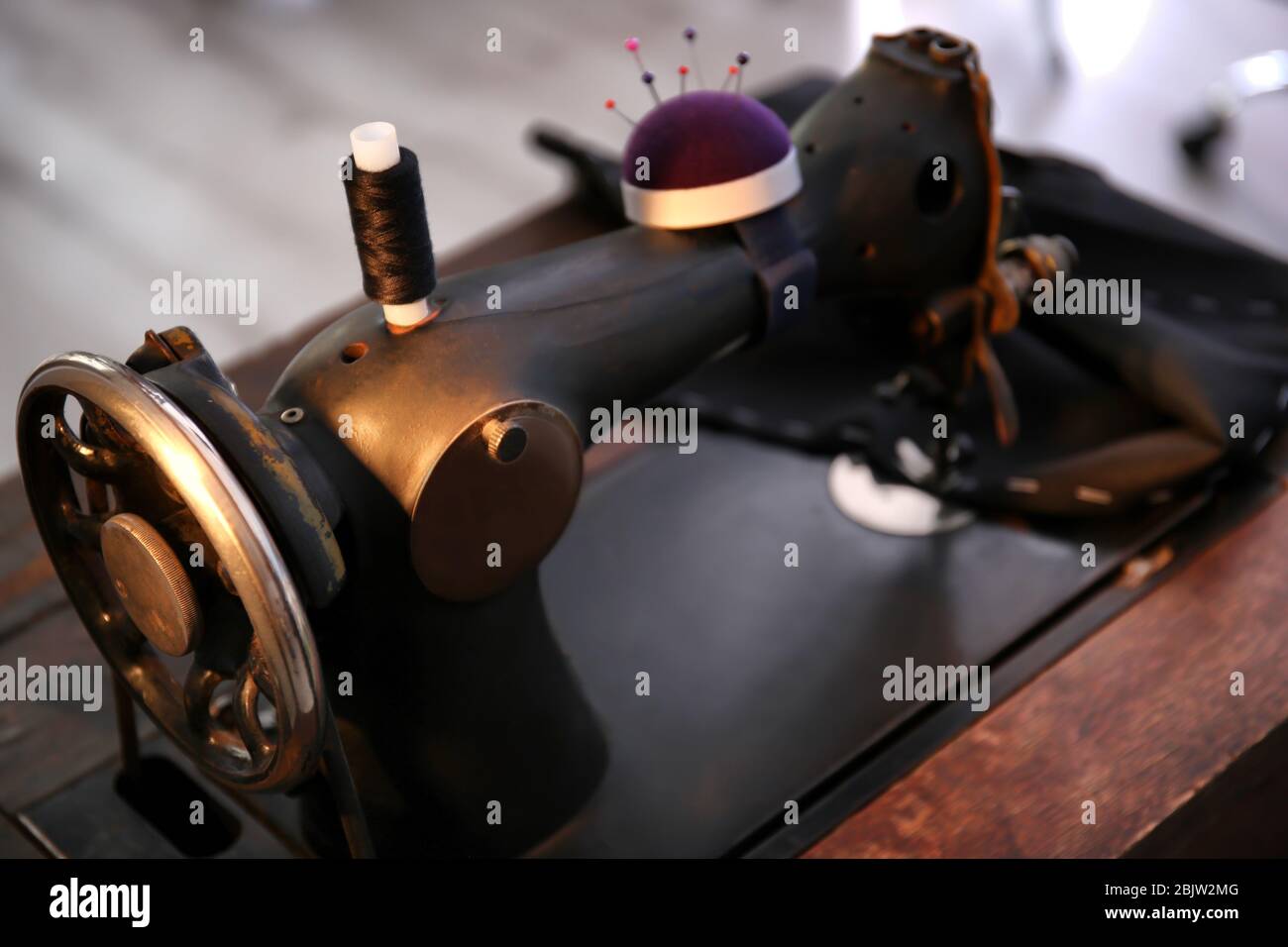 Tailor desk with old sewing machine Stock Photo - Alamy