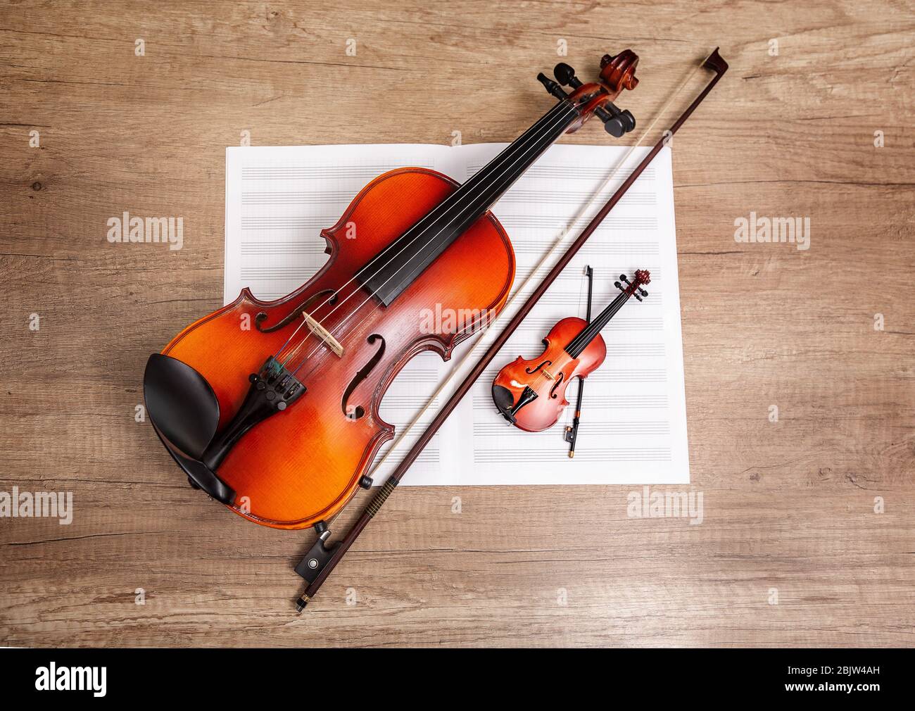 Violin violins table hi-res stock photography and images - Alamy