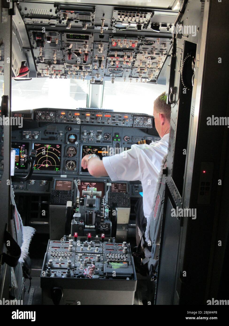 737 flight deck hi-res stock photography and images - Alamy