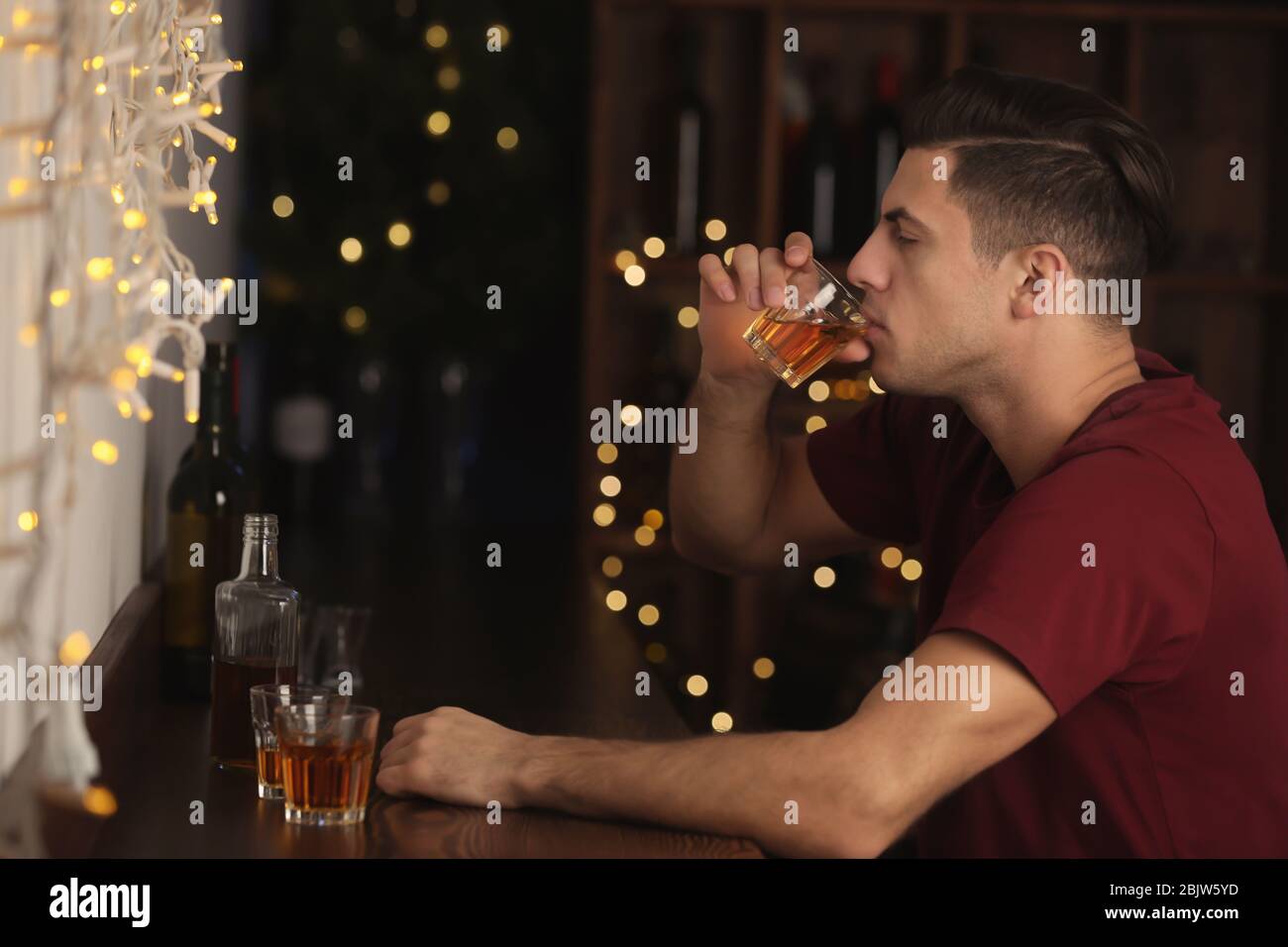 Sad man bar counter hi-res stock photography and images - Alamy