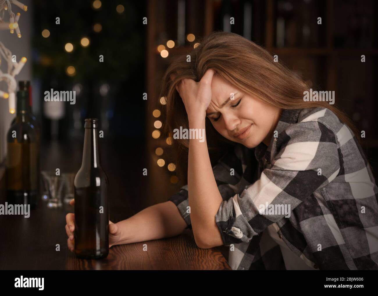 Sad woman counter hi-res stock photography and images - Alamy
