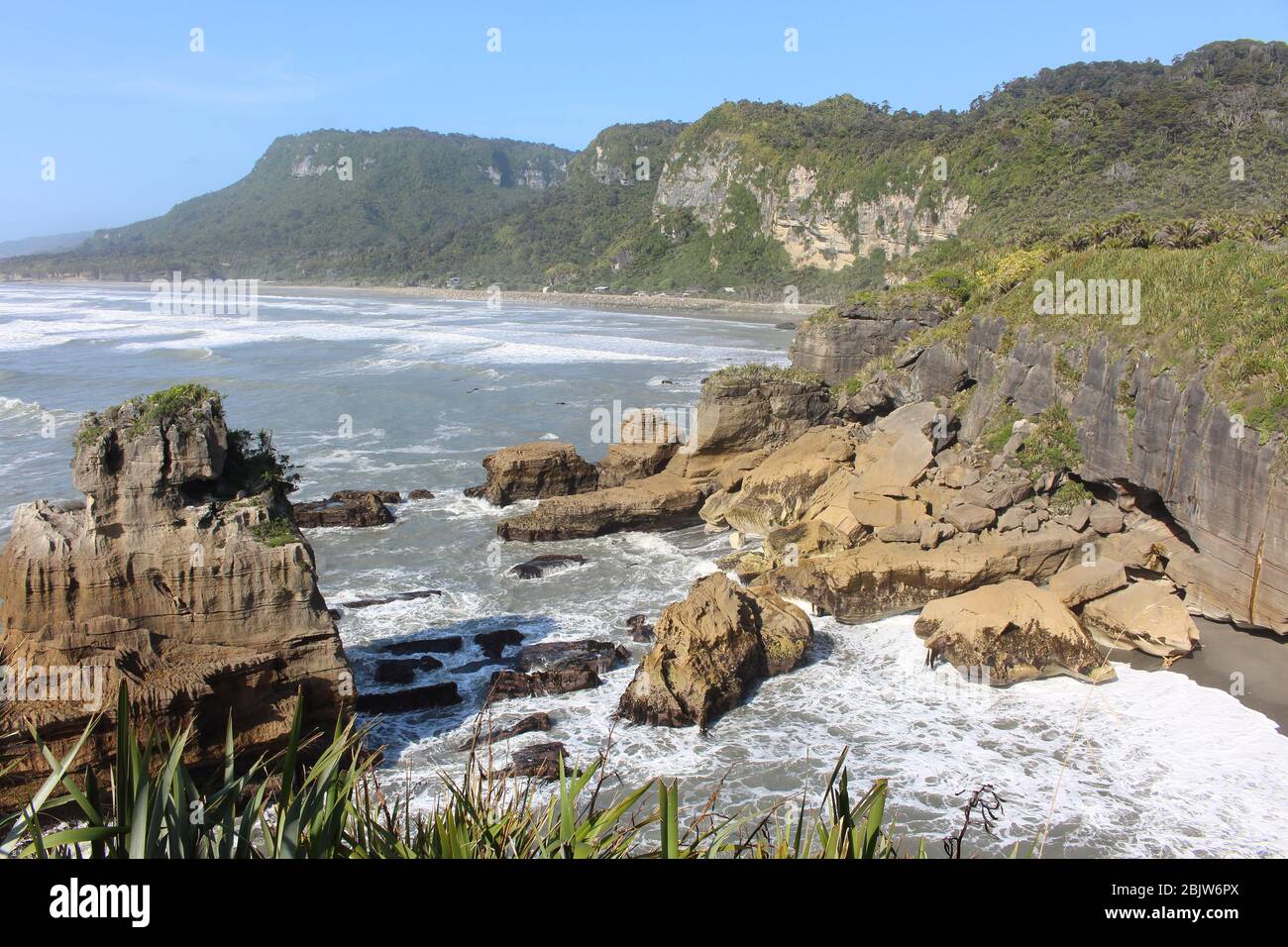 Scenic coast with wild cliffs and rock formations at Punakaiki in New ...