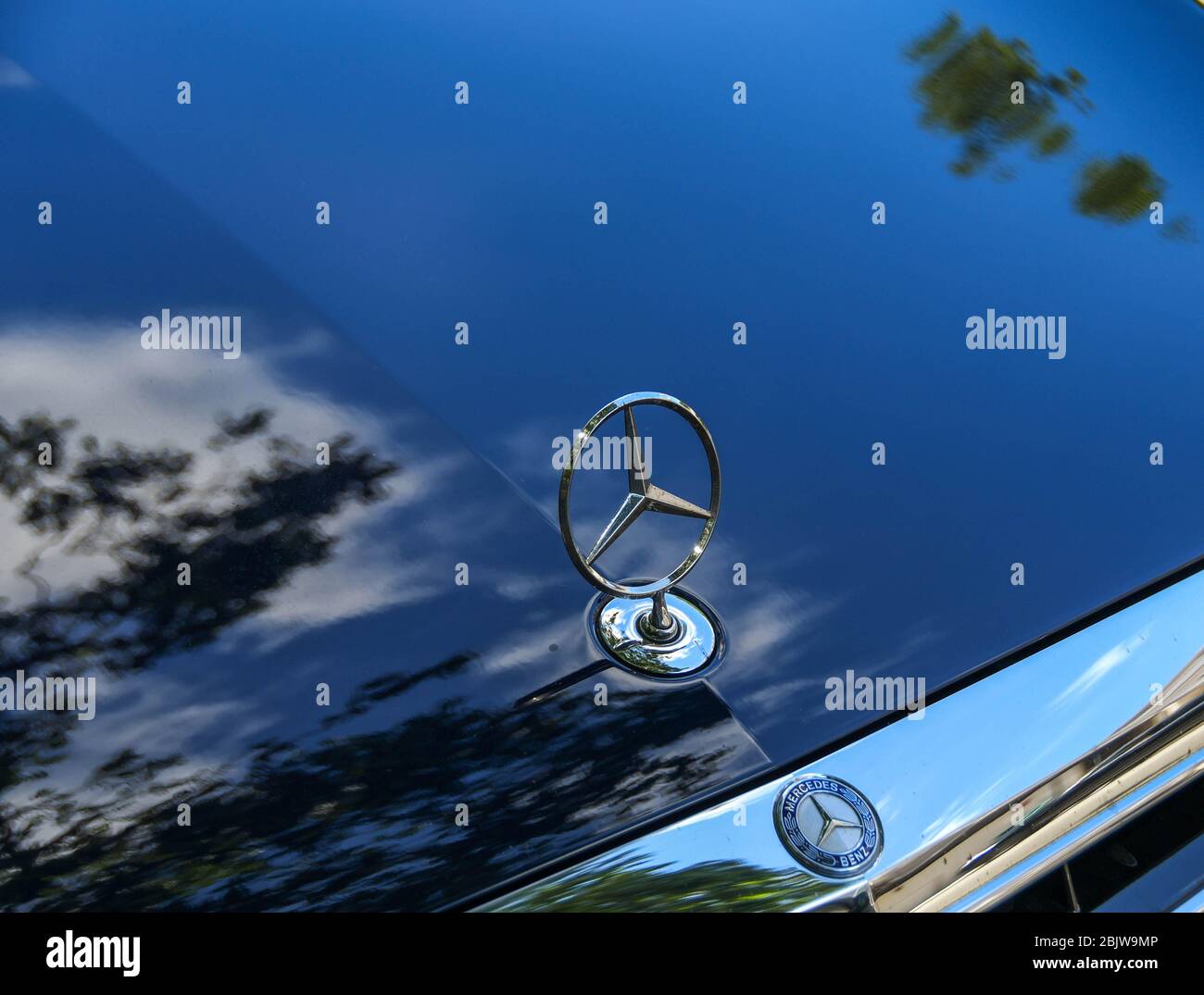 Metal mercedes benz logo hi-res stock photography and images - Alamy