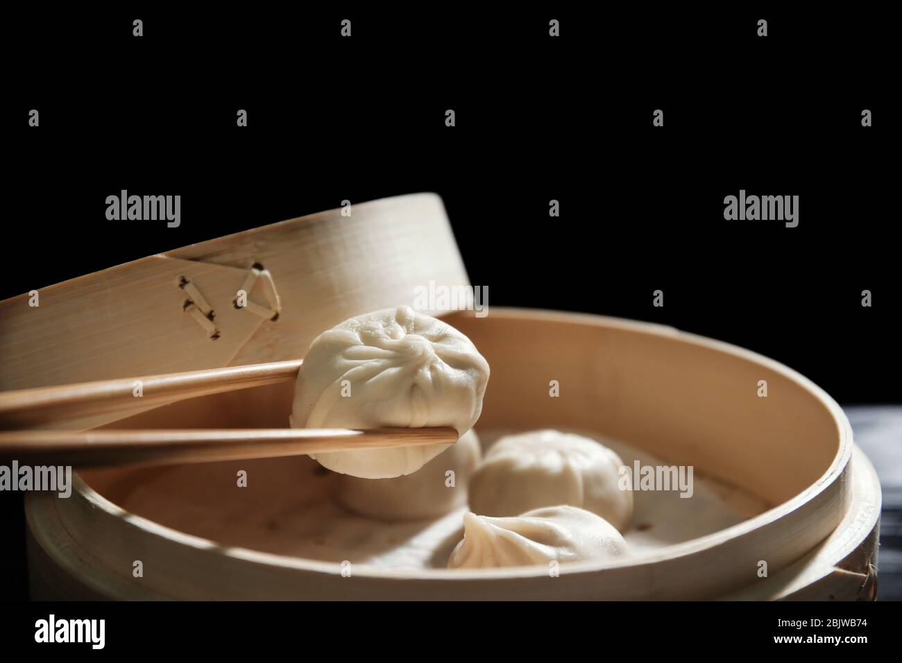 Chopsticks holding dumplings hi-res stock photography and images - Alamy