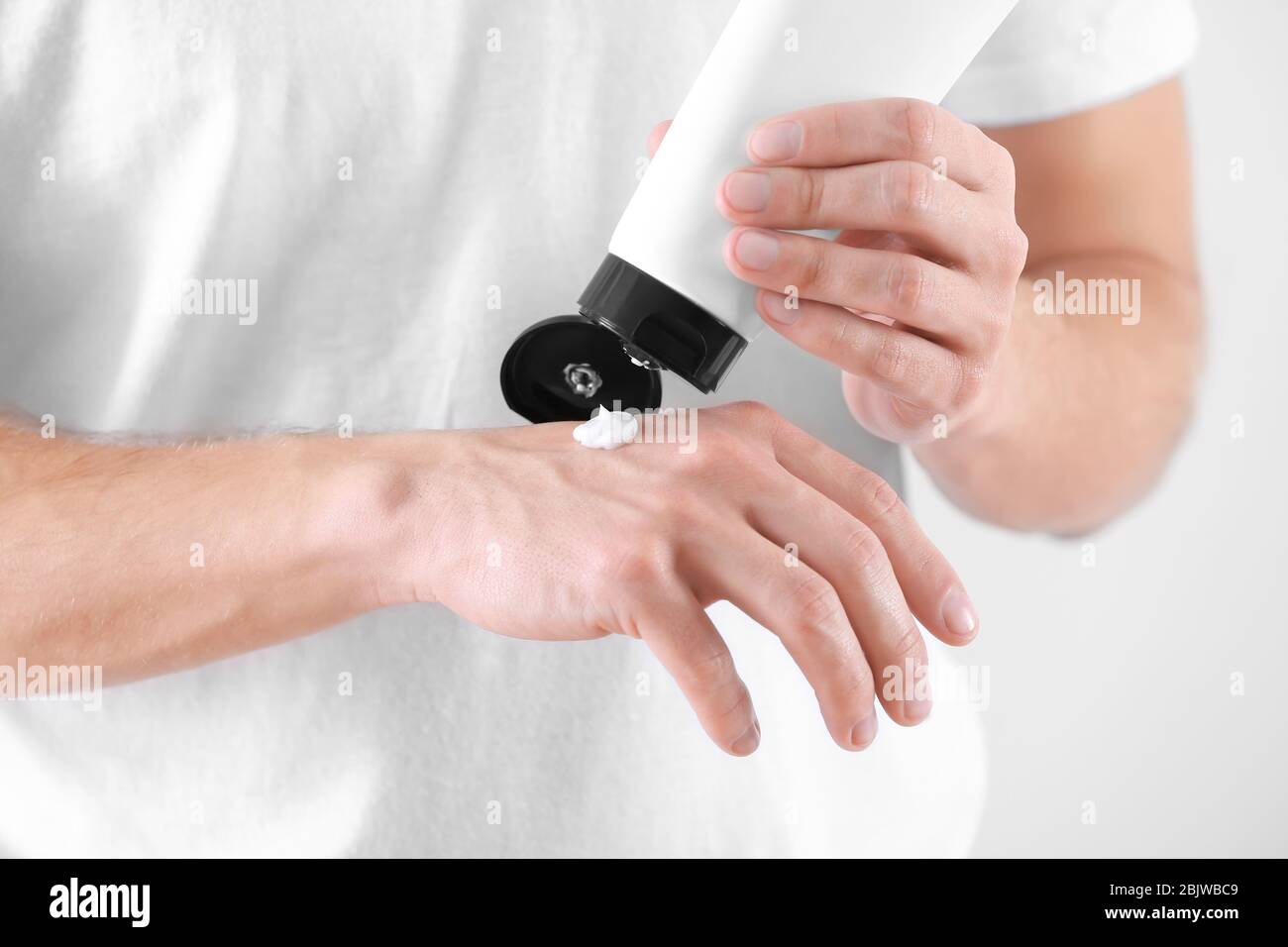 Man applying body cream at home, closeup Stock Photo - Alamy
