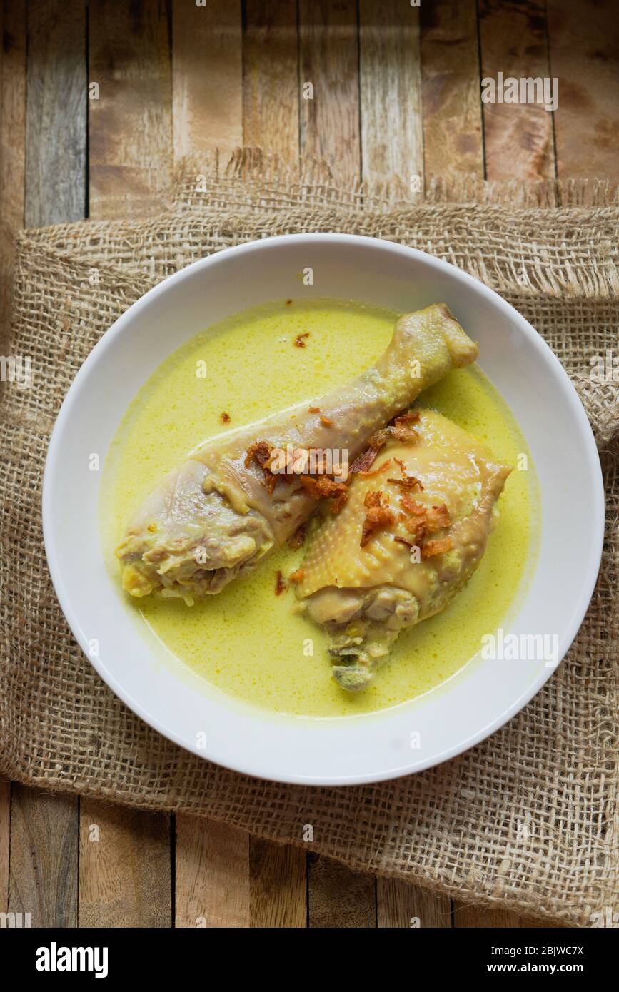 Indonesian Food : Opor Ayam (Indonesian Curry), Chicken cooked in ...