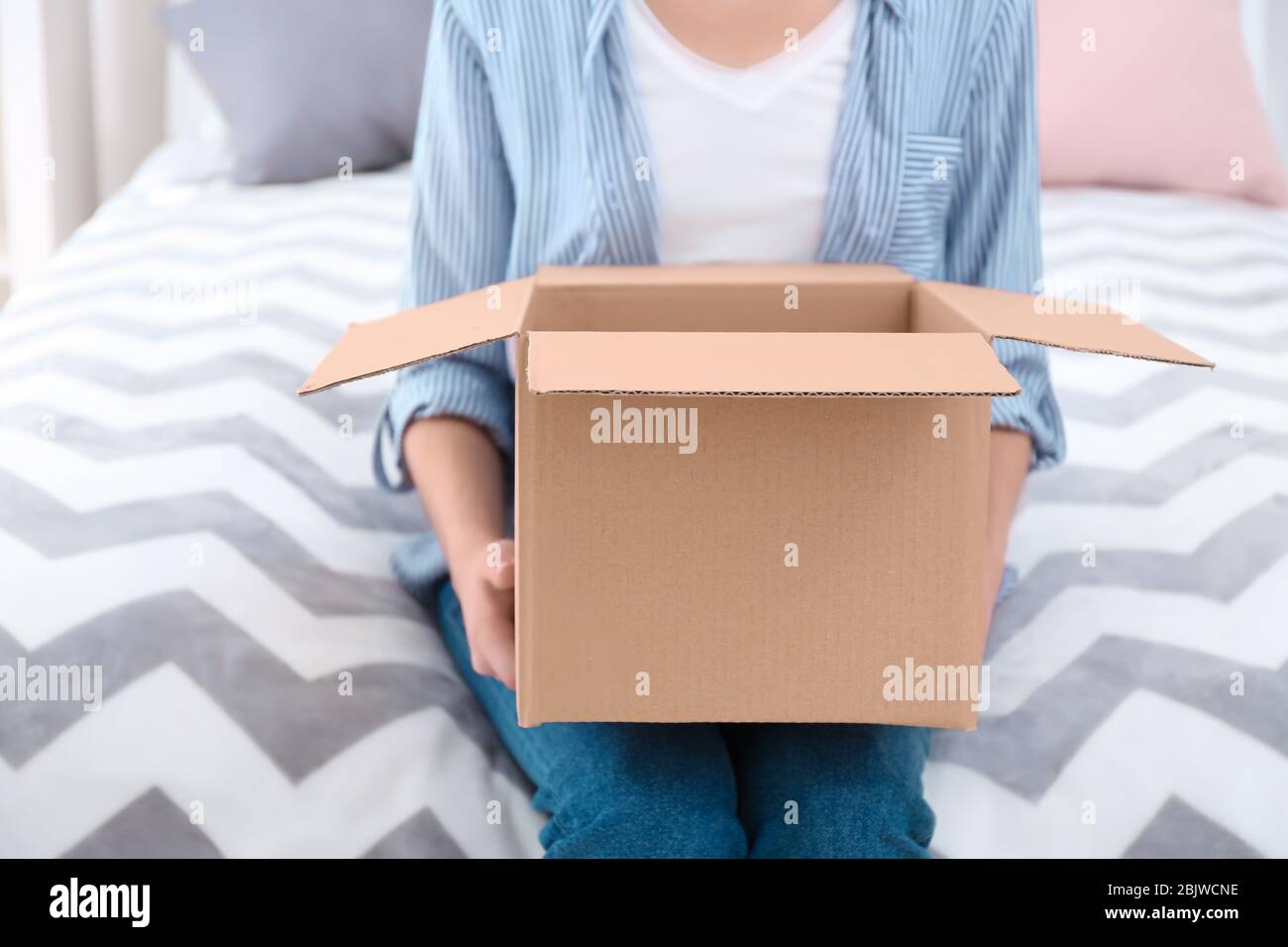 Ecommerce box hands woman hi-res stock photography and images - Alamy
