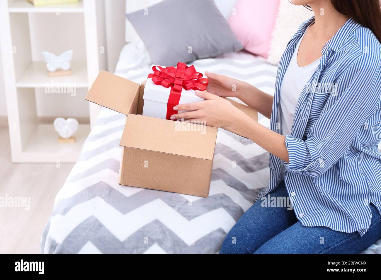 Female hands unpack box hi-res stock photography and images - Alamy