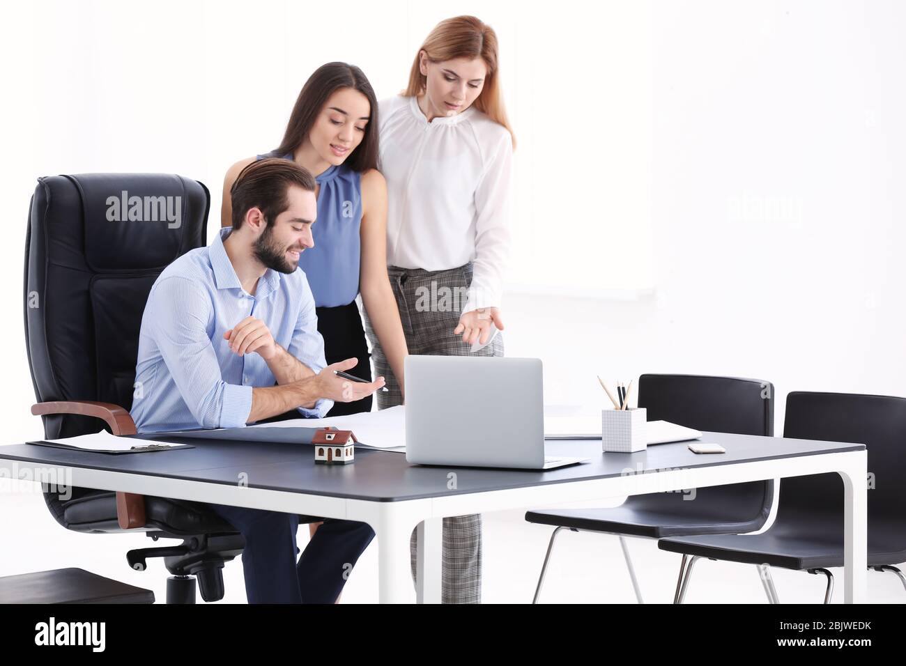 Real estate agent clients hi-res stock photography and images - Alamy