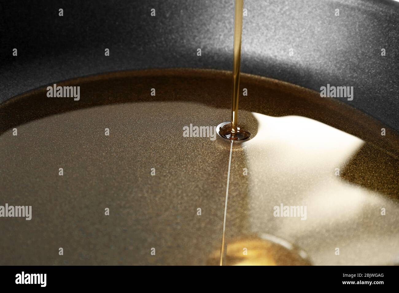 Pouring cooking oil into fry pan hi-res stock photography and images ...