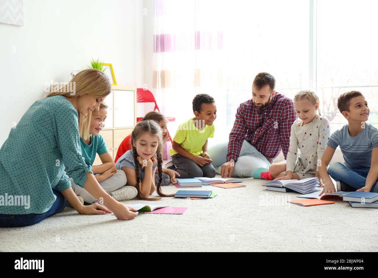 Teachers helping school children hi-res stock photography and images ...