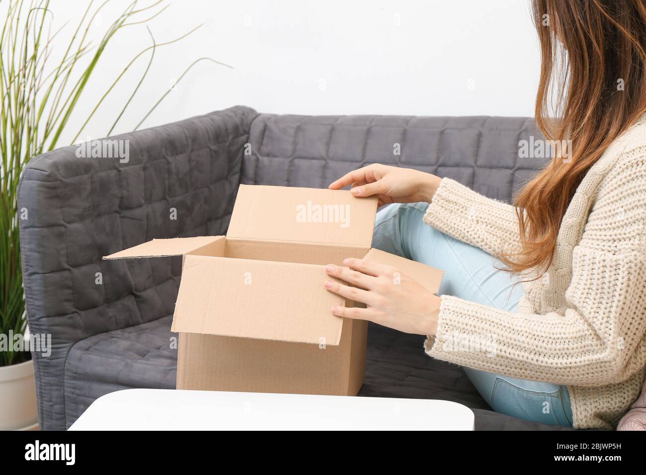Woman packaging box kraft hi-res stock photography and images - Alamy