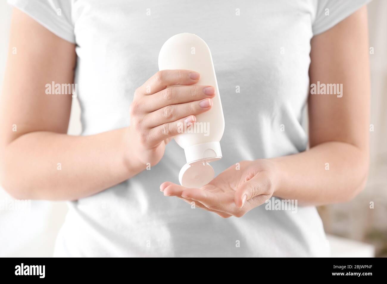 Woman applying body cream onto skin, closeup Stock Photo - Alamy