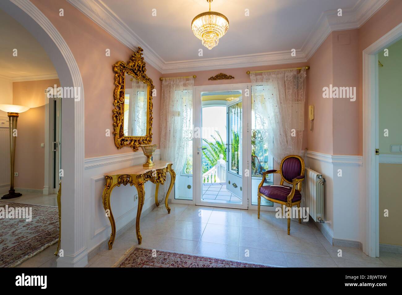 Open hall hi-res stock photography and images - Alamy
