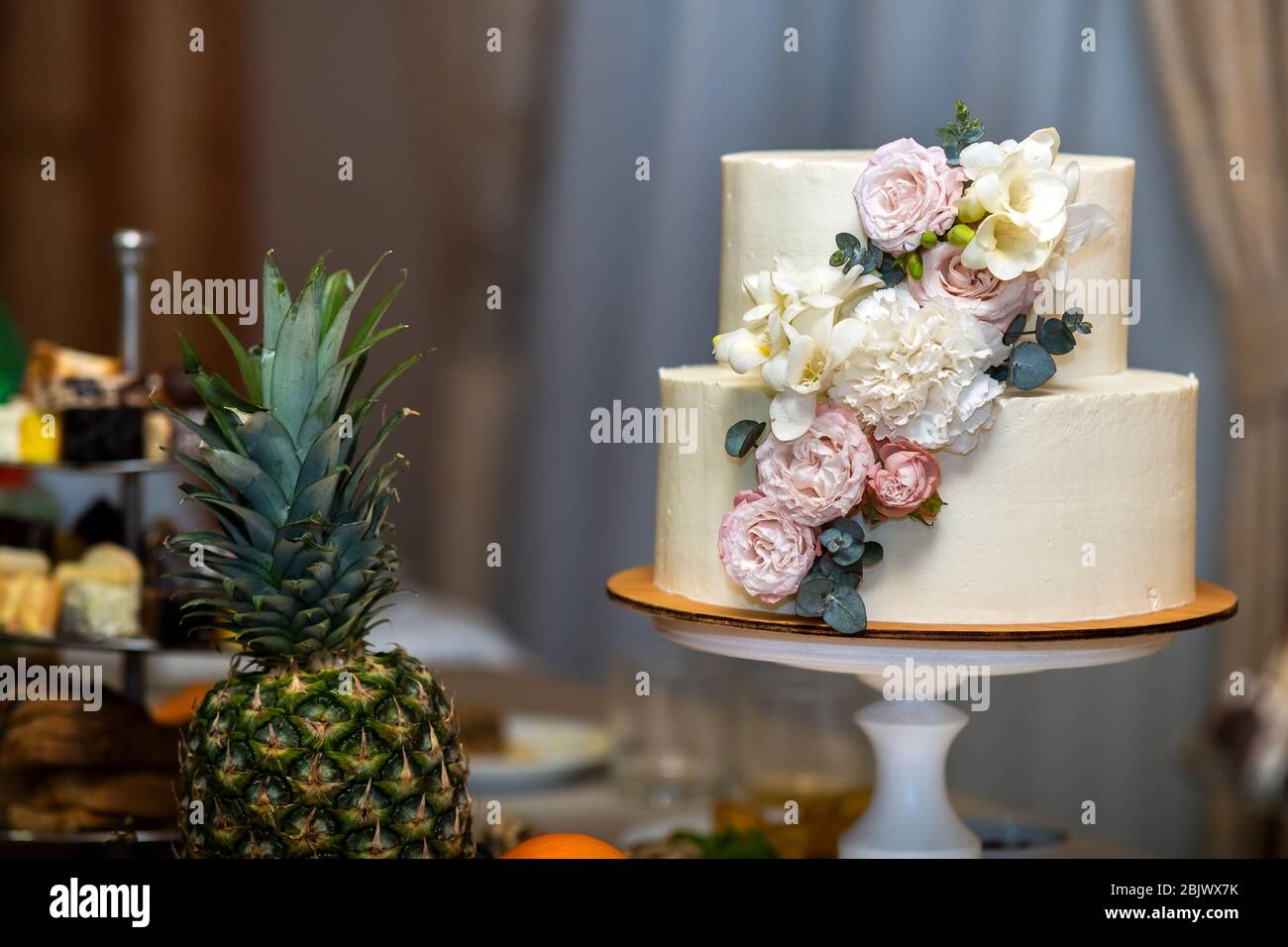 Frosting tall round cake white hi-res stock photography and images - Alamy