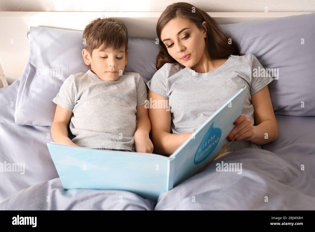 Mother reading bedtime story hi-res stock photography and images - Alamy