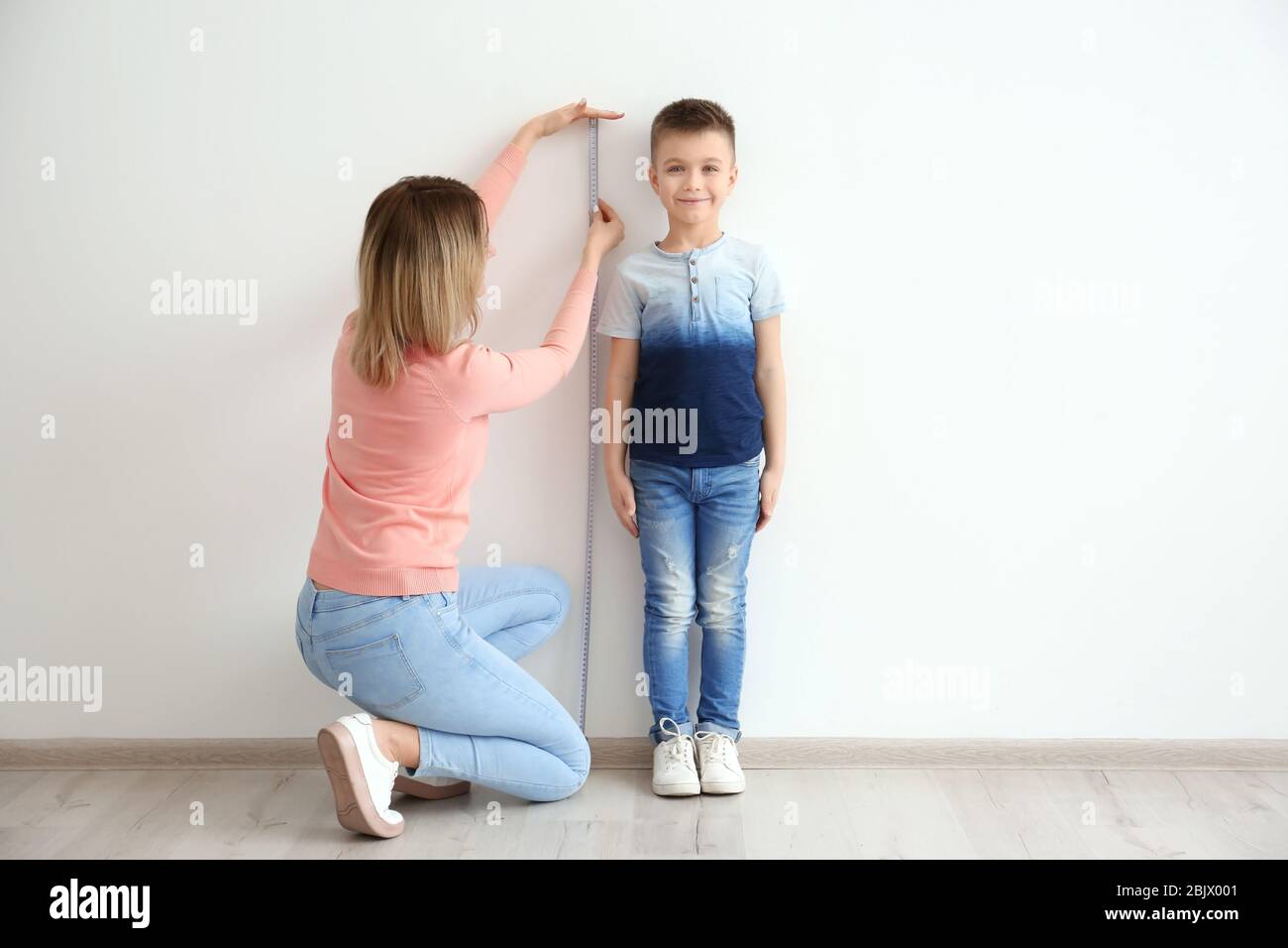 Mom measure height growth grow hi-res stock photography and images - Alamy