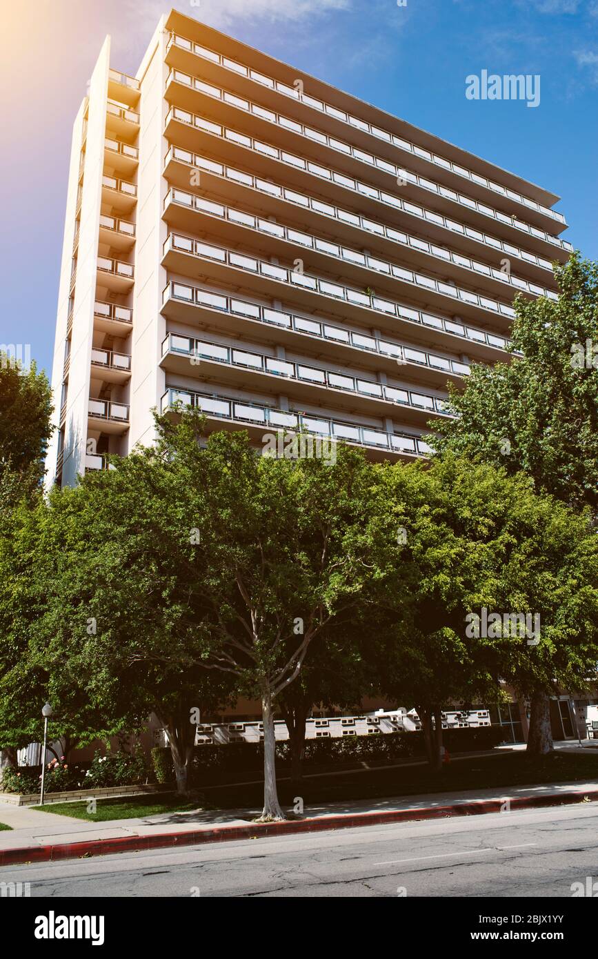 Tall apartment building hi-res stock photography and images - Alamy