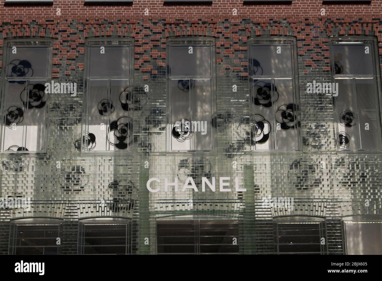 Chanel store in Amsterdam, details of the glass facade; Project by ...