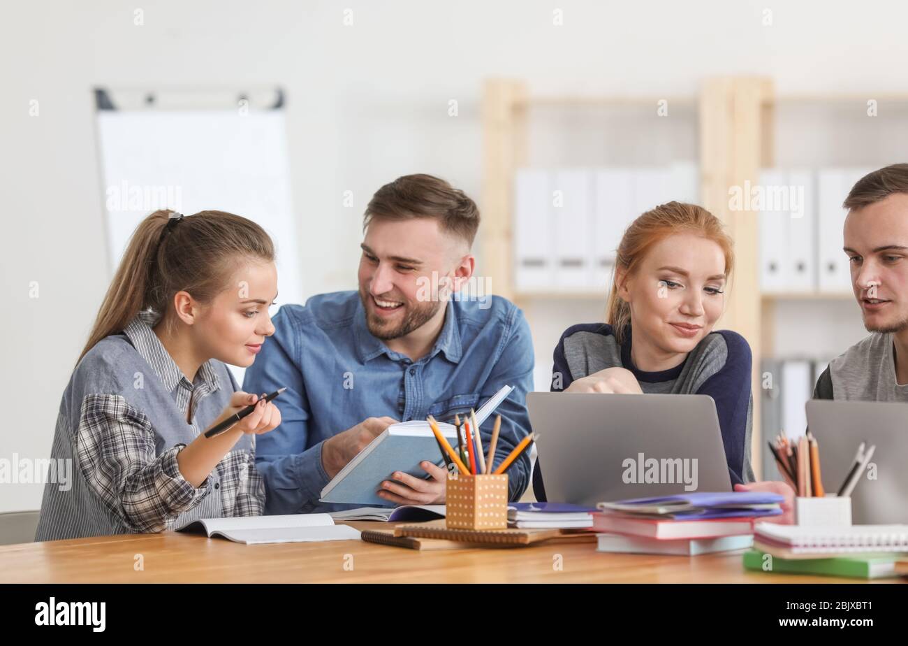 Students doing homework together in library Stock Photo - Alamy