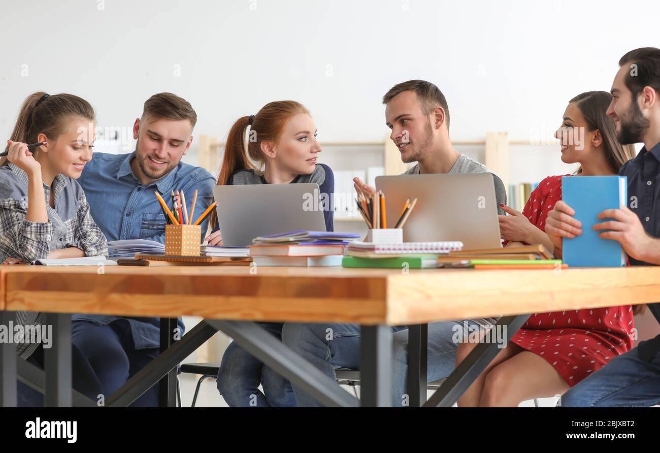 Students doing homework together in library Stock Photo - Alamy