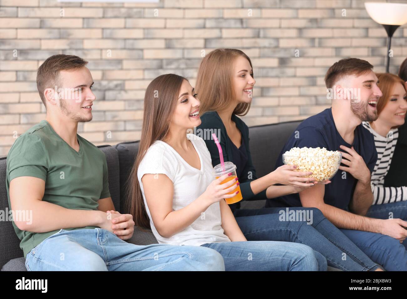 People watching tv hi-res stock photography and images - Alamy