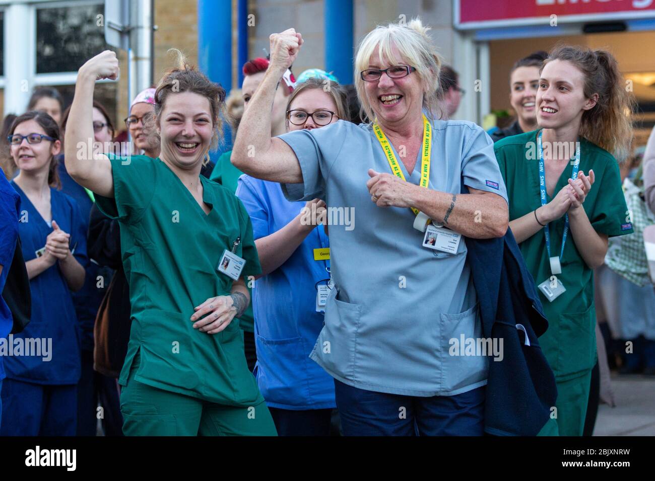 Nhs workers clap hi-res stock photography and images - Alamy