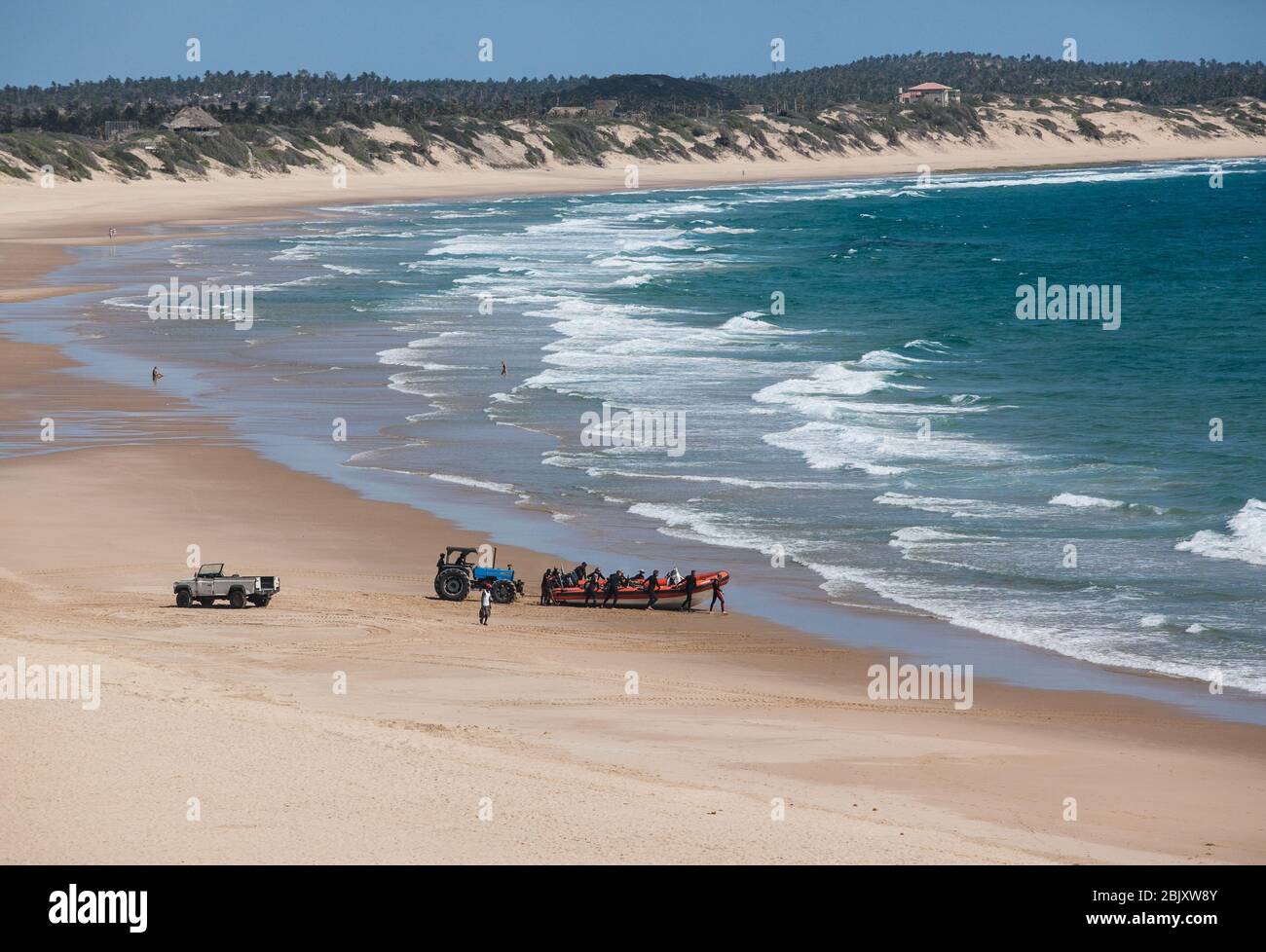 Tofo Beach, Mozambique : divers boat and car on the Indian Ocean long ...