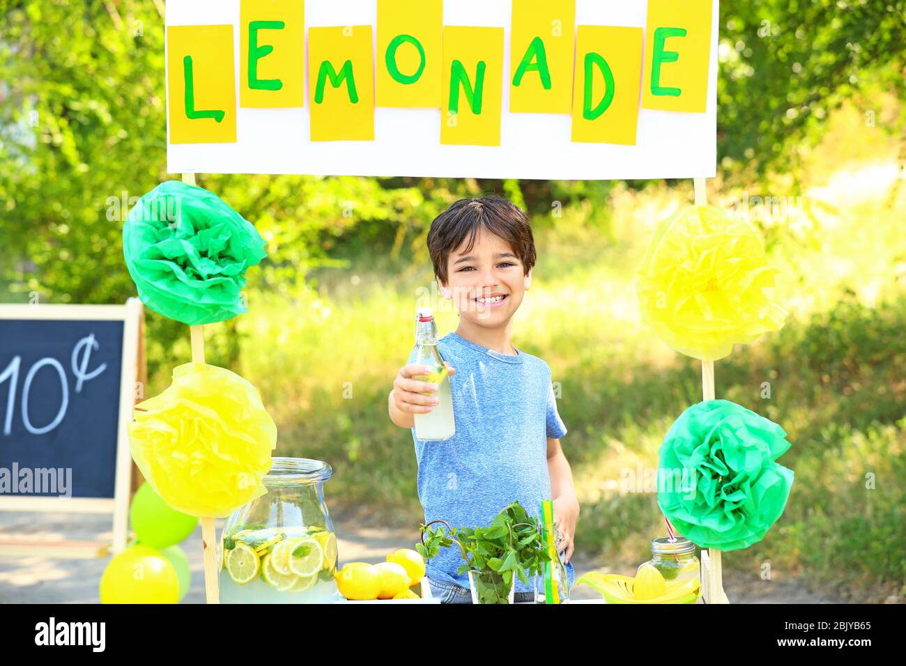 Boy lemonade stand hi-res stock photography and images - Alamy