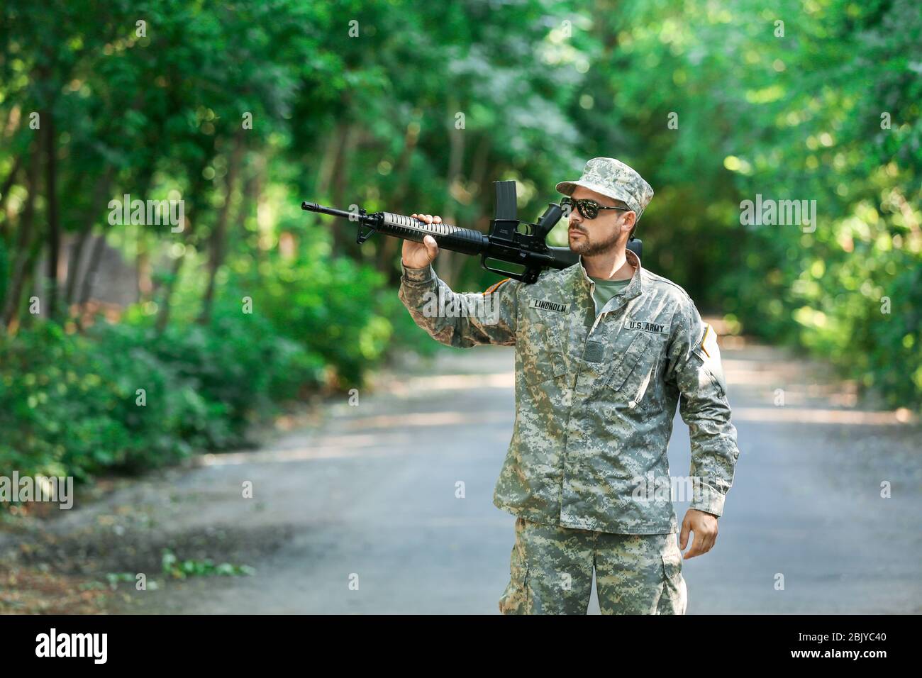 Man firing assault rifle hi-res stock photography and images - Alamy