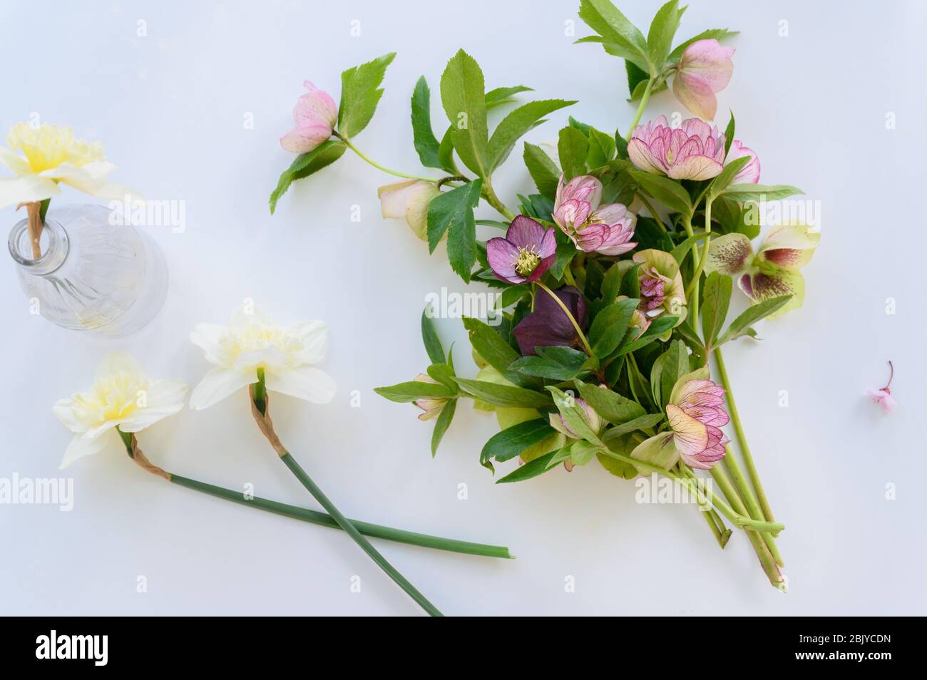 Flower bouquet table bouquet hi-res stock photography and images - Alamy
