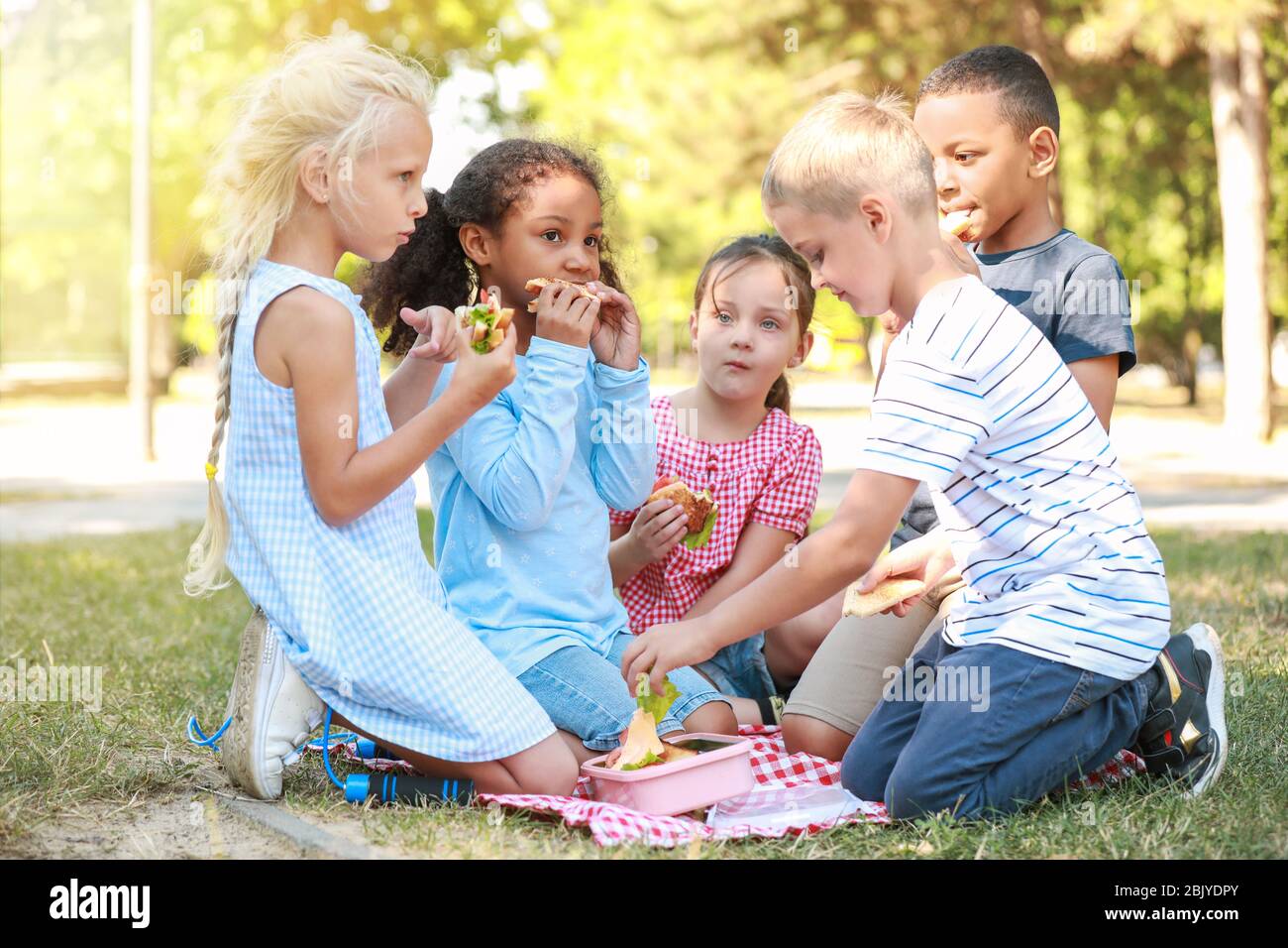 Children having lunch hi-res stock photography and images - Alamy