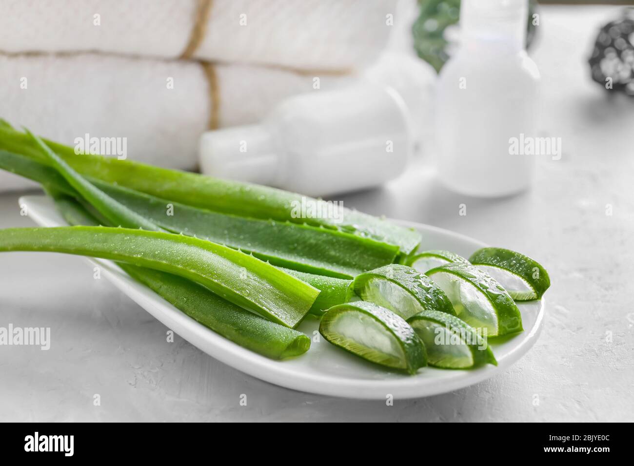 Plate with aloe vera on light background, closeup Stock Photo - Alamy
