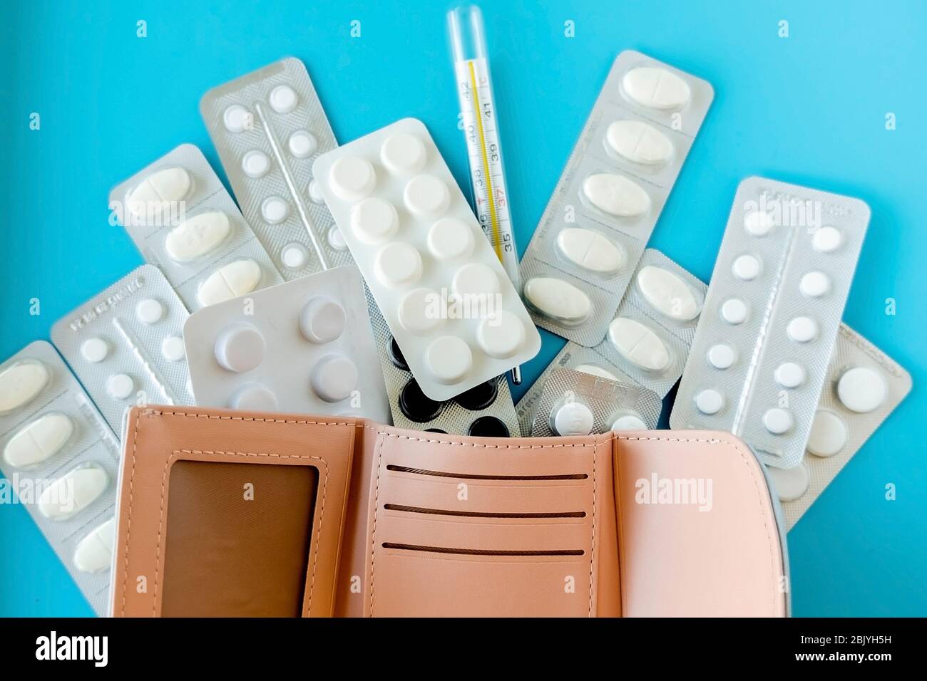 Transparent packaging white tablets hi-res stock photography and images ...