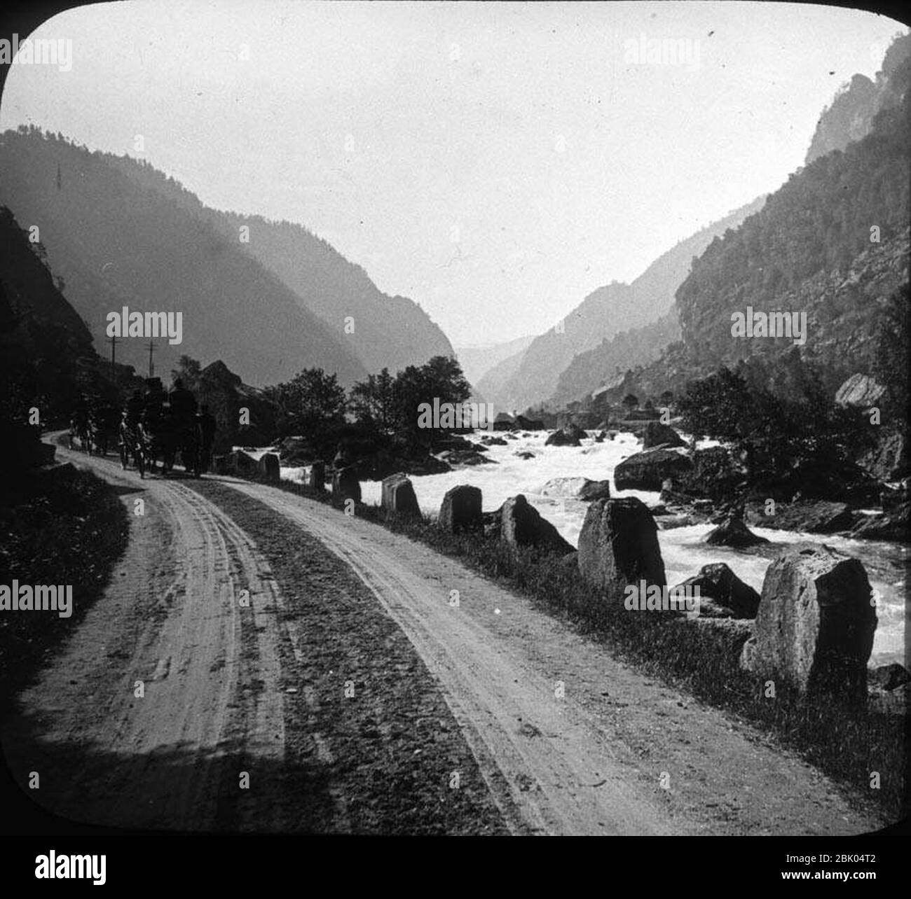 Homes en uns carros en un camí vora un riu Stock Photo - Alamy