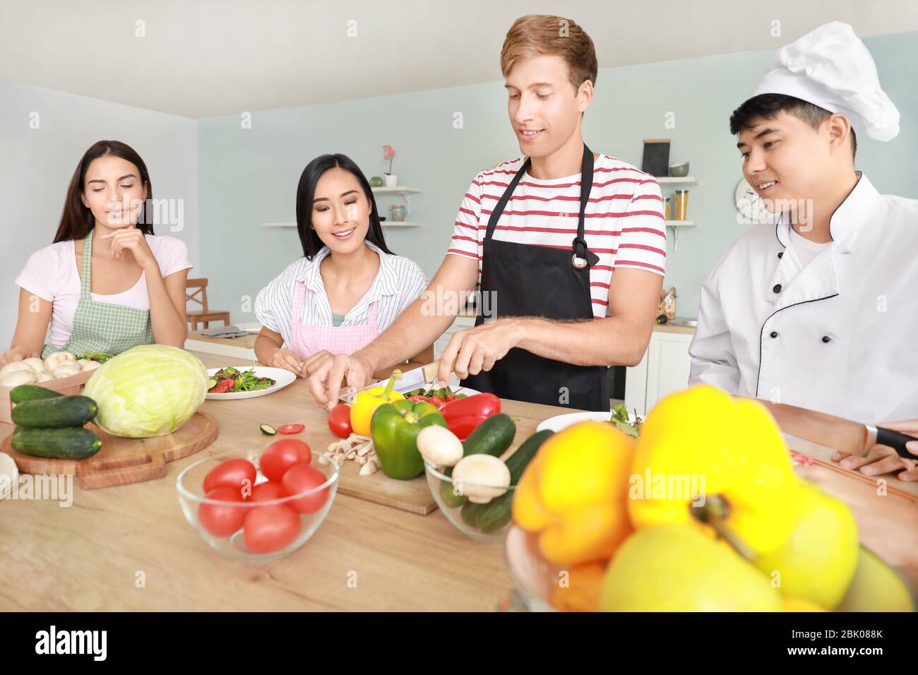 Group adult cooking lesson hi-res stock photography and images - Alamy