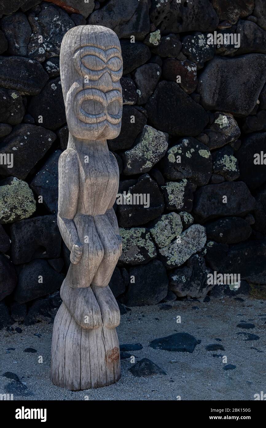 Guardian wooden tiki in front of big wall, Pu'uhonua O Honaunau ...