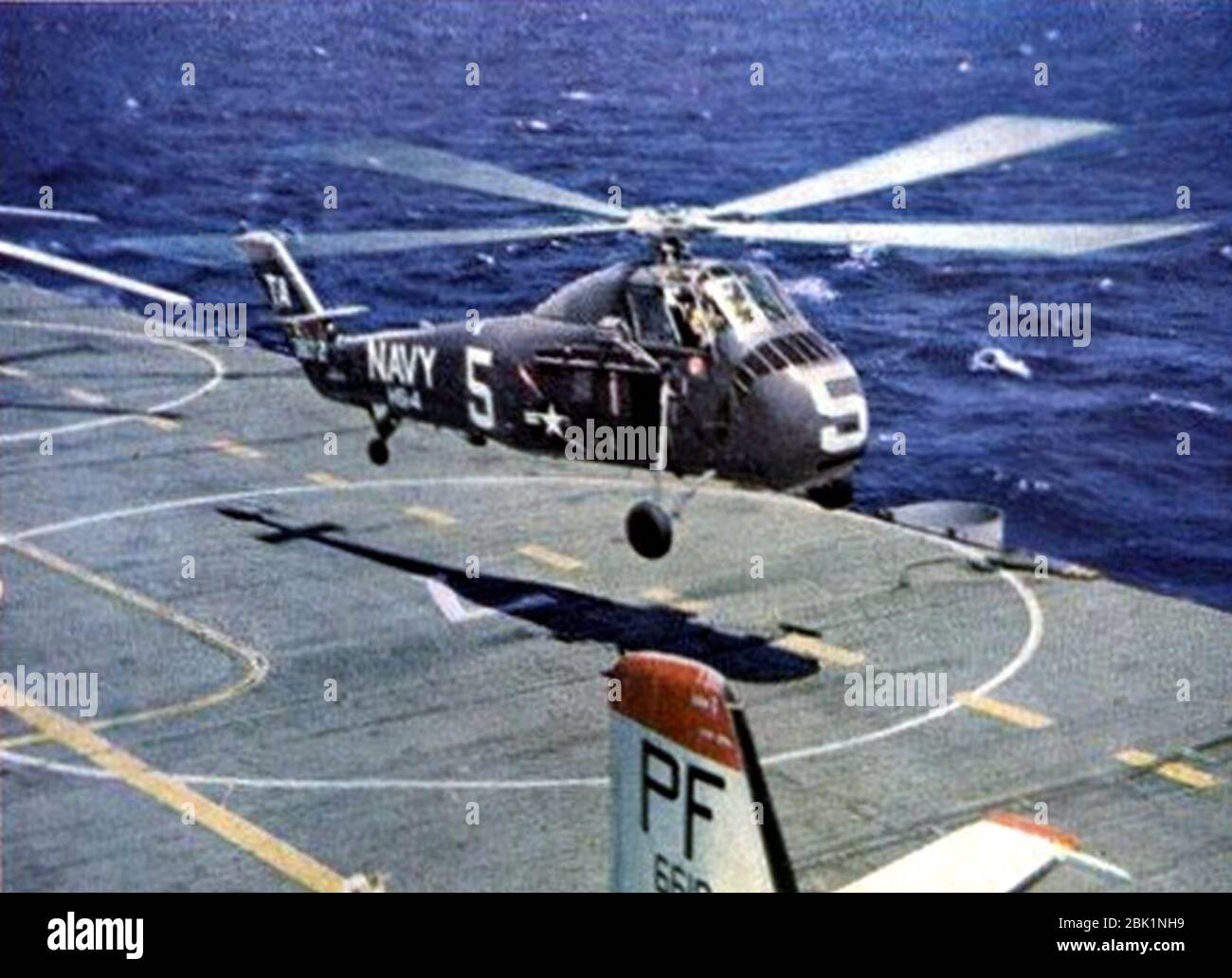 HSS-1 Seabat of HS-4 landing on USS Princeton (CVS-37) 1959 Stock Photo ...