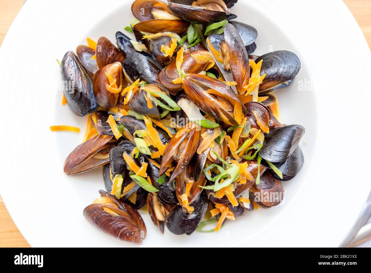 Fresh cooked black mussels in a white plate Stock Photo - Alamy