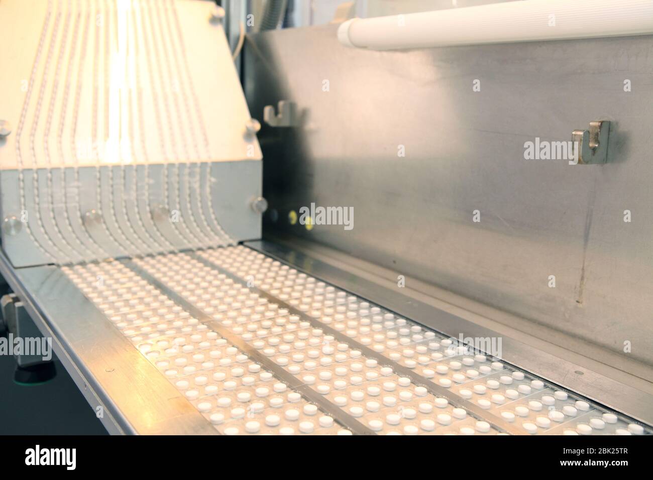 Capsule medicine pill production line, Industrial pharmaceutical ...