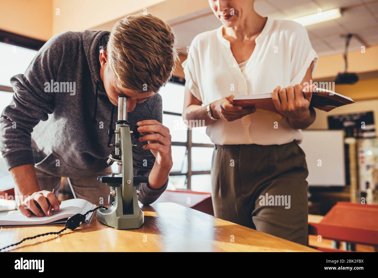 High school science lab hi-res stock photography and images - Alamy