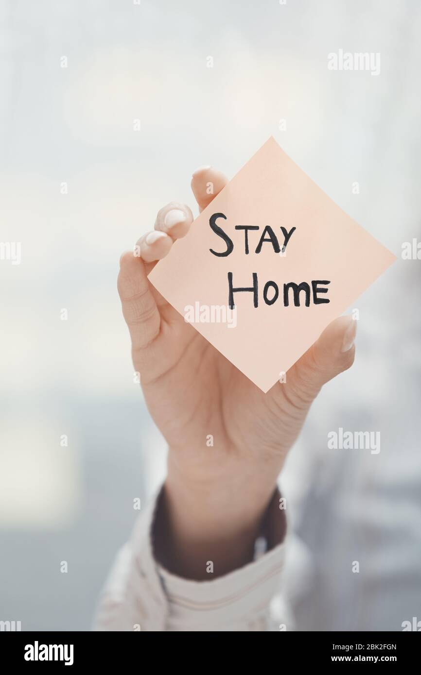 Hand holding sticky note hi-res stock photography and images - Alamy