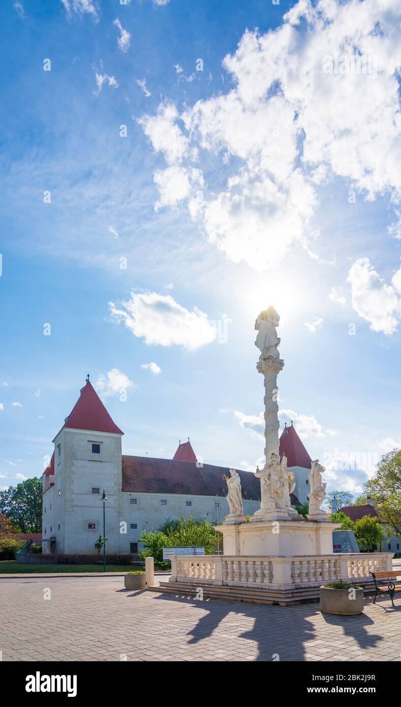 Orth an der Donau: Schloss Orth Castle, Marian column, in Donau ...
