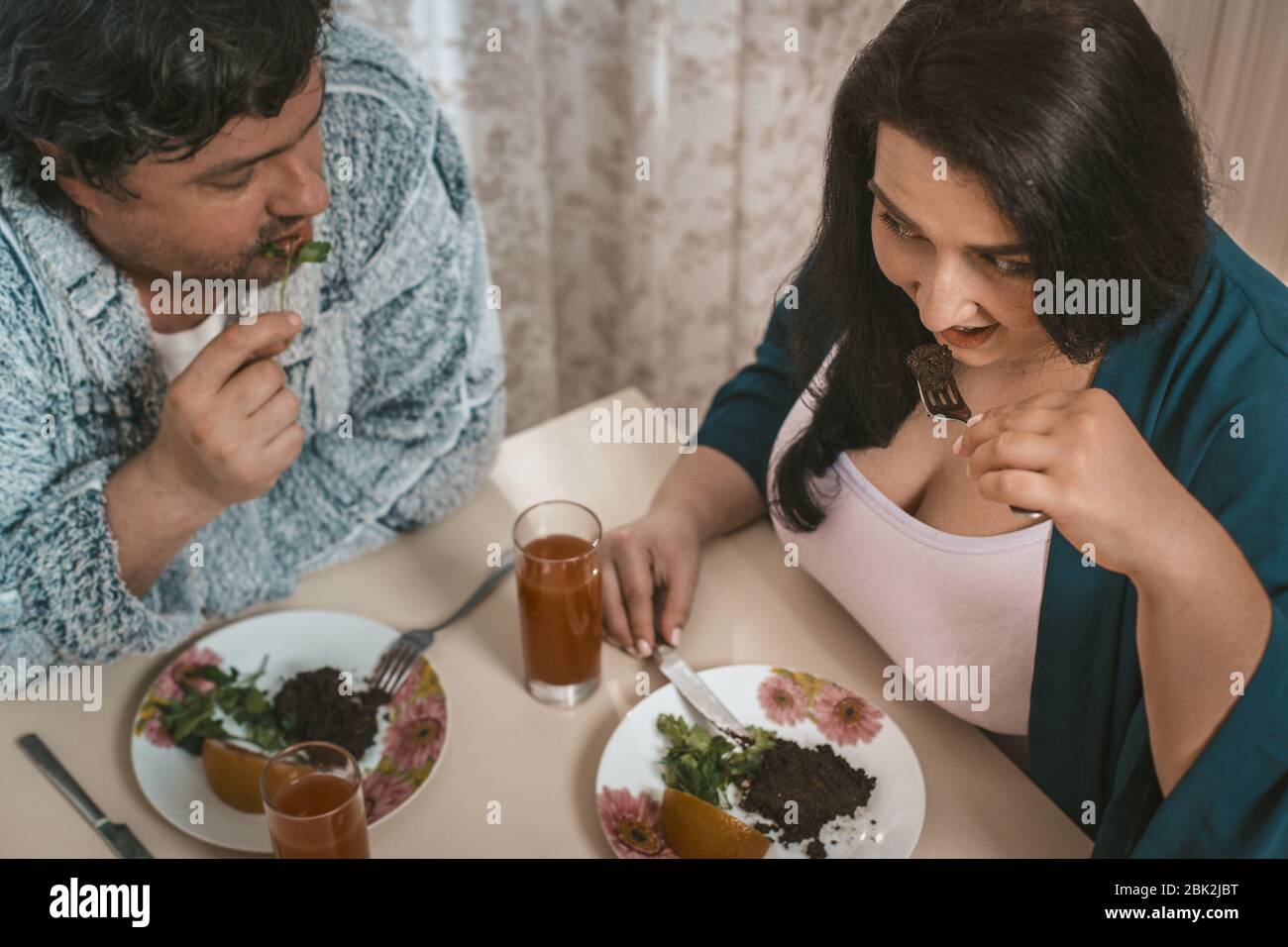 Plus Size Couple Dieting Or Healthy Eating At Home Stock Photo - Alamy
