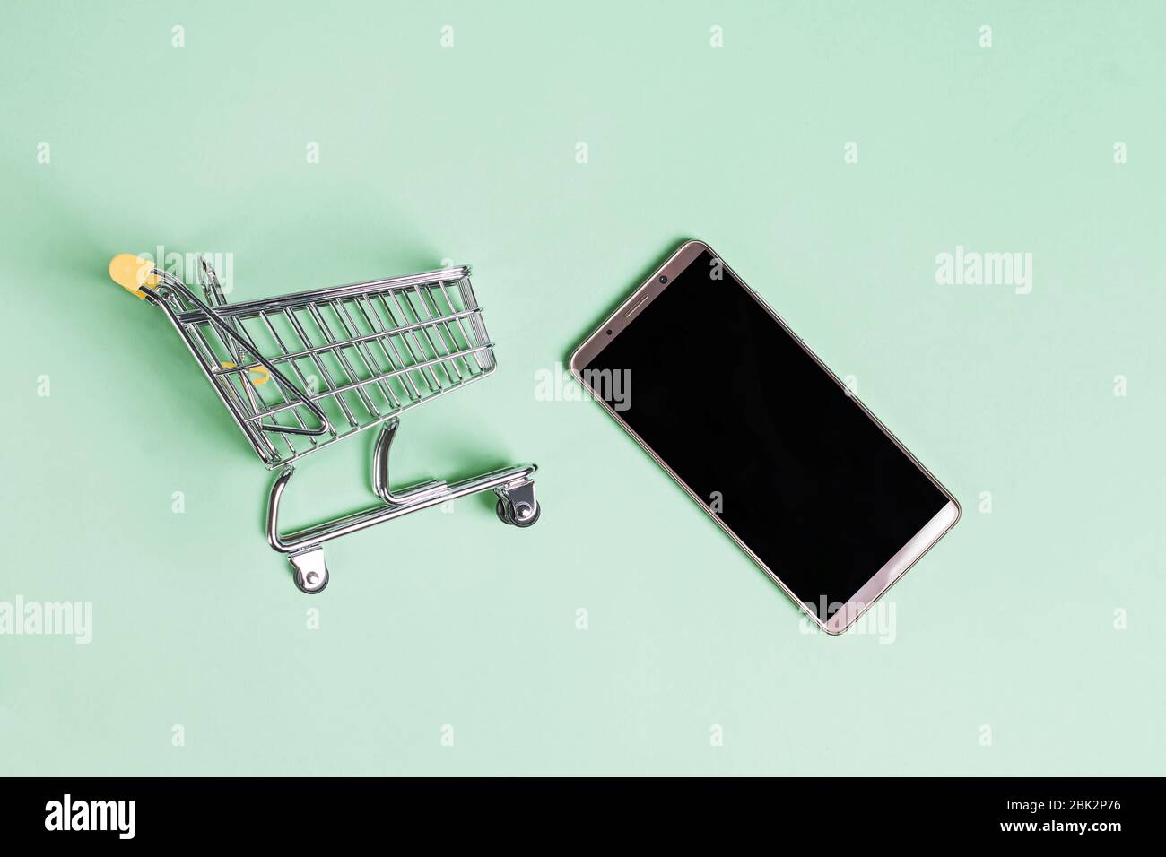 Smartphone and mini trolley, top view Stock Photo - Alamy