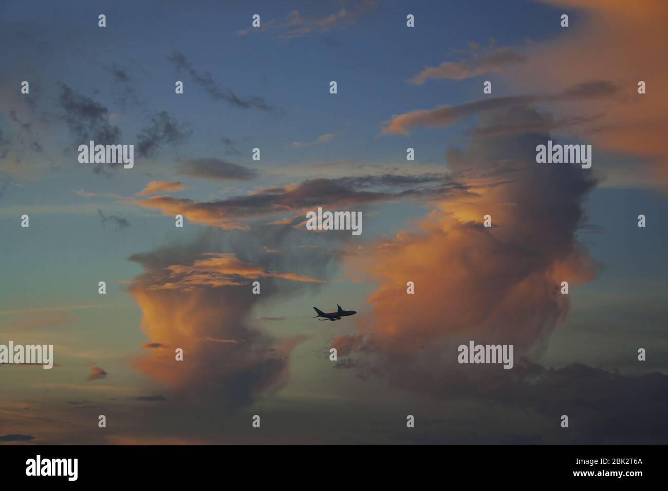 Passenger plane flies hi-res stock photography and images - Alamy